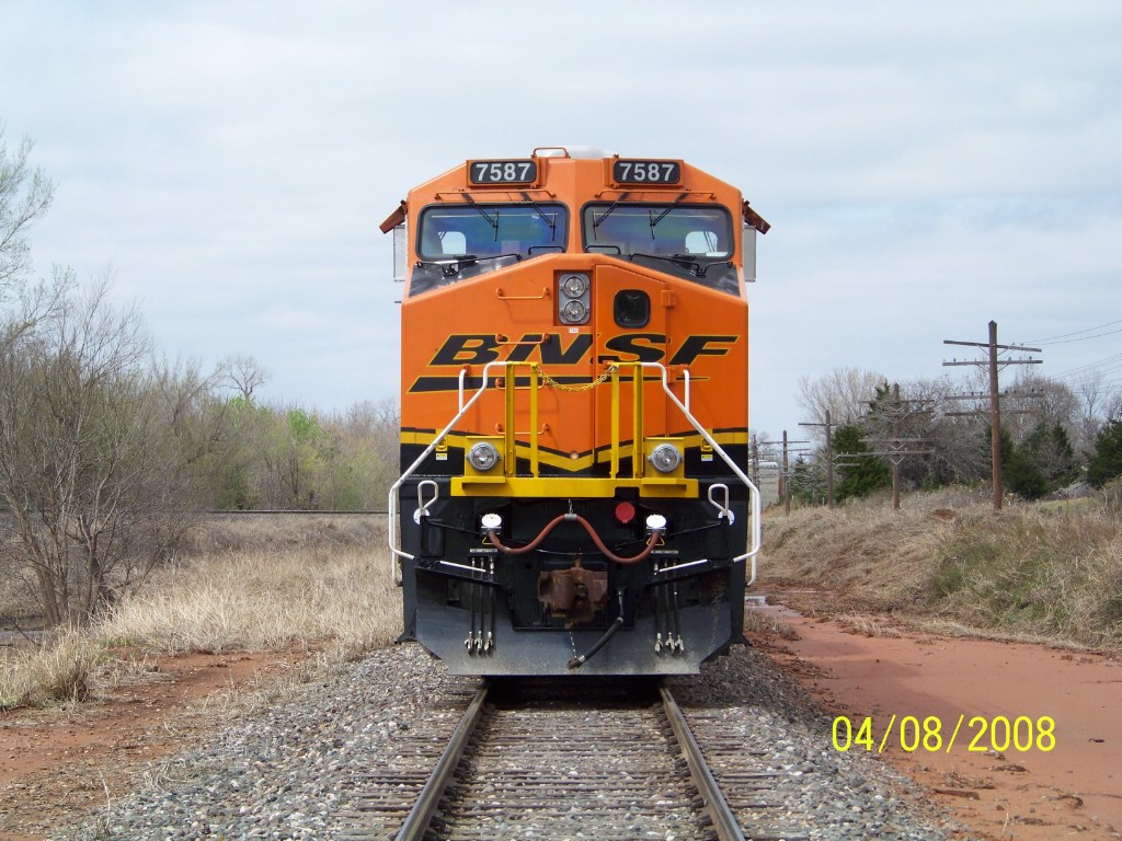 BNSF ES44DC 7587